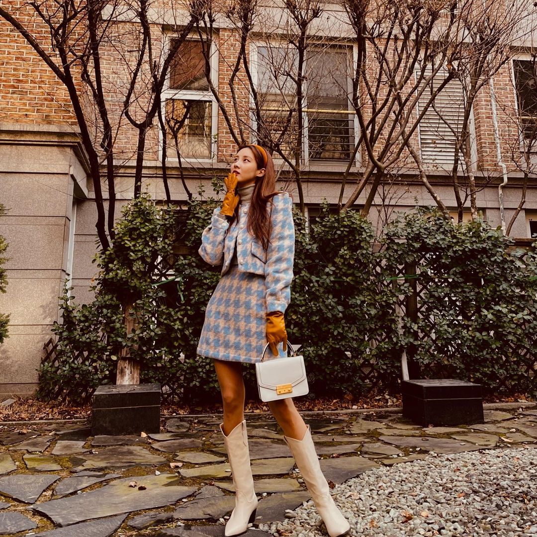 A classy dame in her backyard | Scrolller