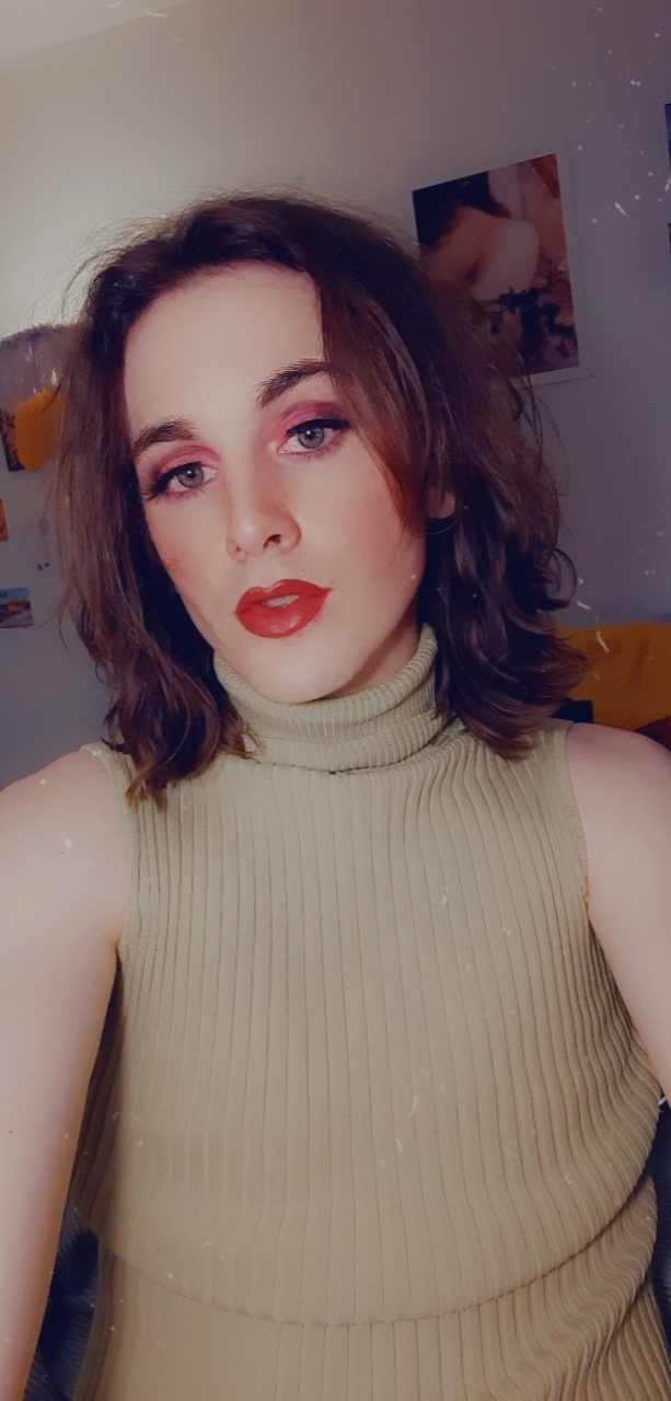 flat chest and a turtleneck | Scrolller