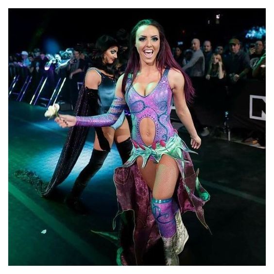 a little throwback to Peyton's old ring gear | Scrolller
