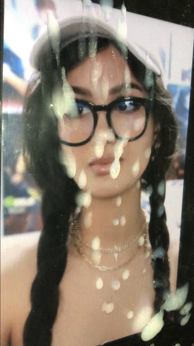 A nice load to cover Lia’s face | Scrolller