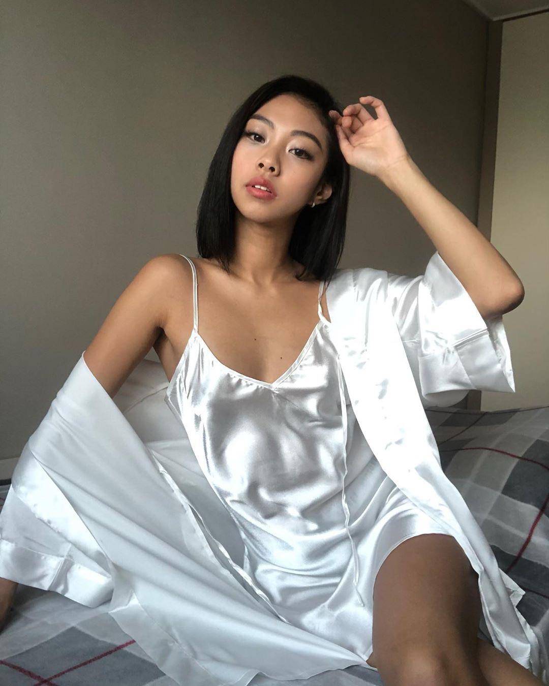 A night in white satin | Scrolller