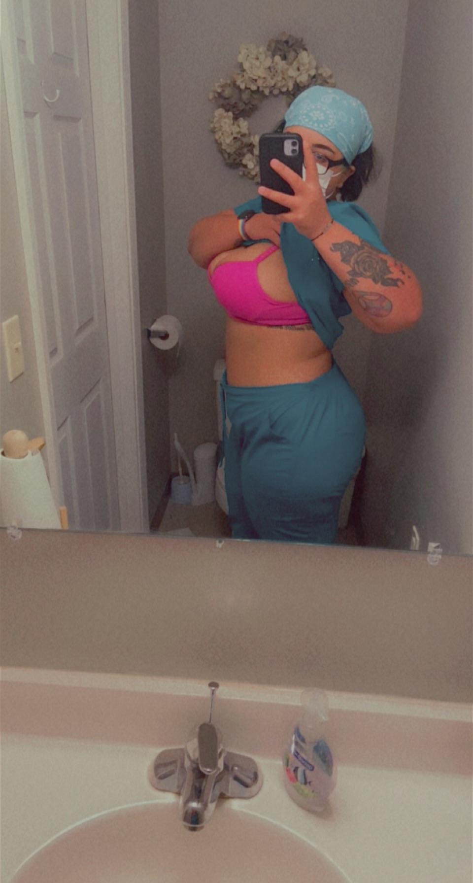 A quick bathroom selfie at work. 🥰😘 | Scrolller