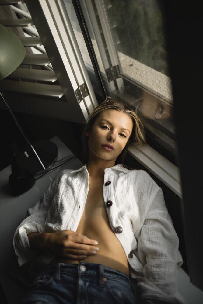 A quiet evening in the dorm room window | Scrolller