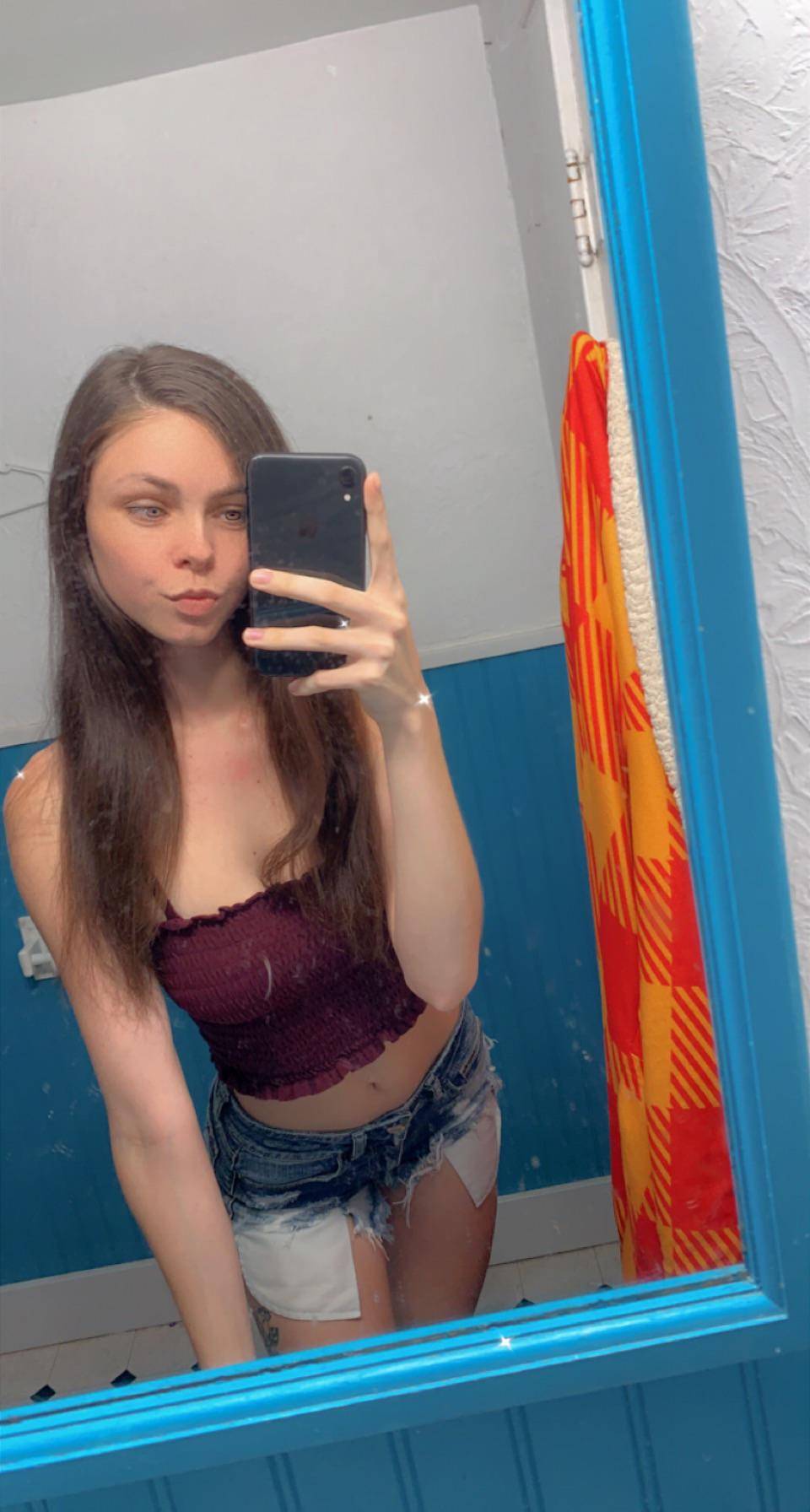 A simple mirror selfie 💗💗💋 | Scrolller