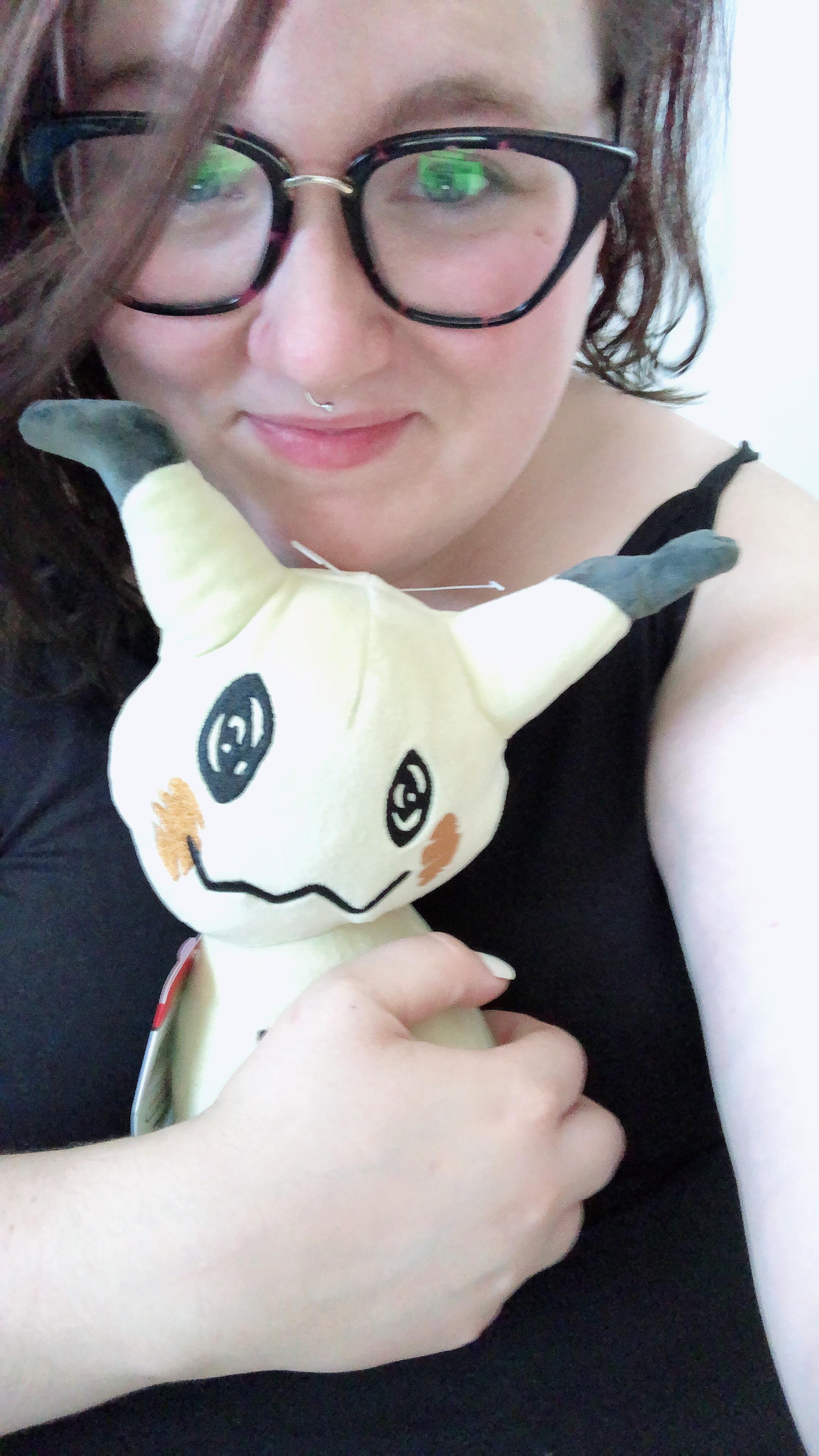 A very happy little with her stuffie that Daddy bought 🥰 | Scrolller