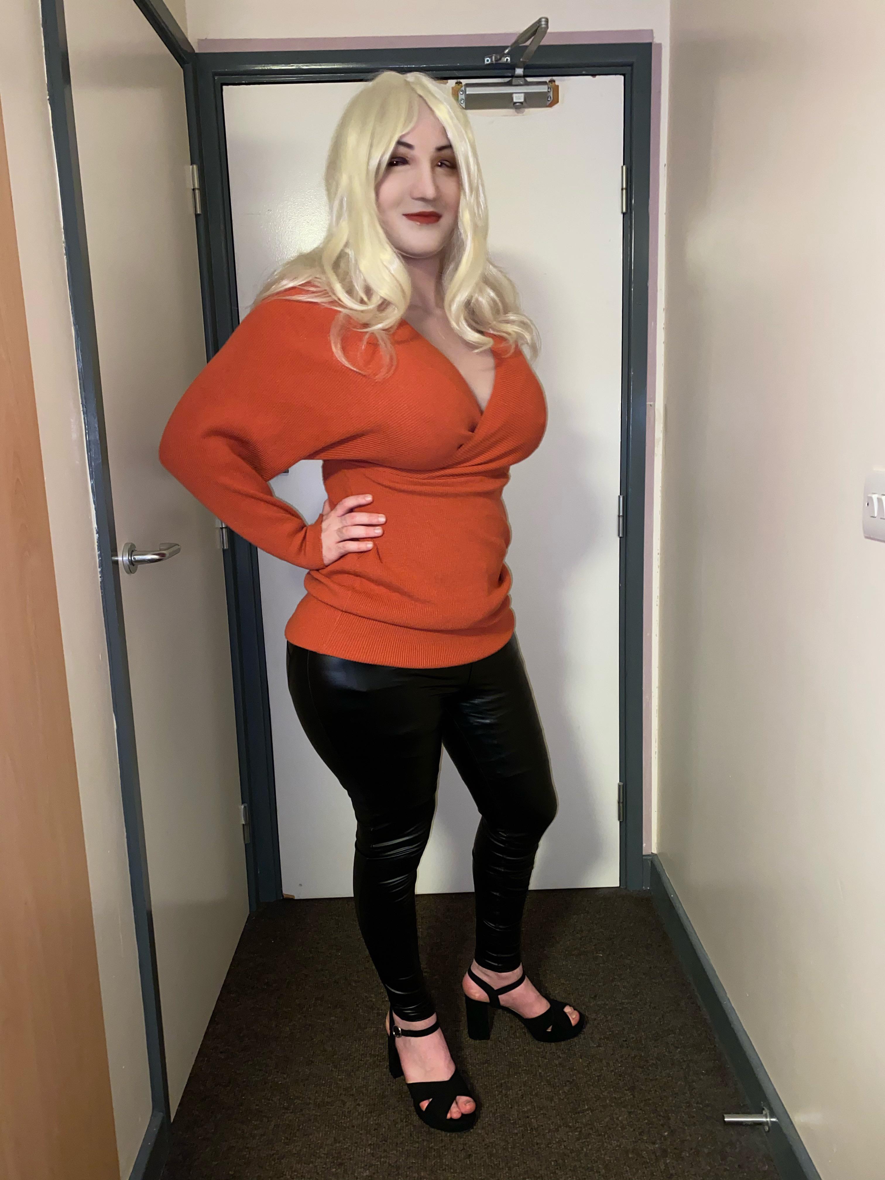 A very rare full body pic | Scrolller