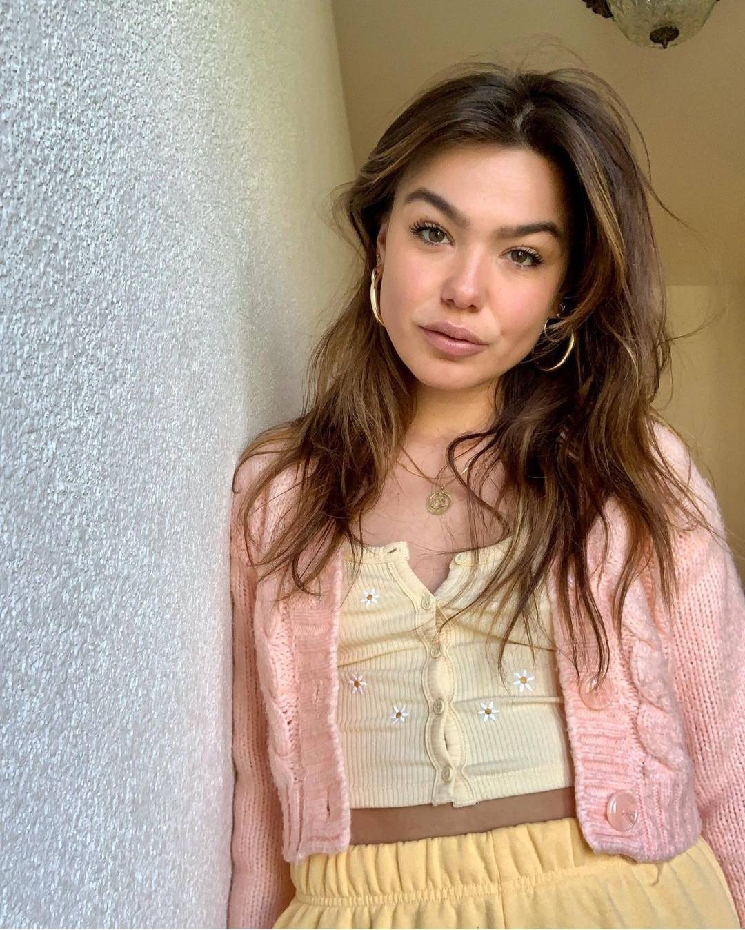 Abbey Hoes | Scrolller