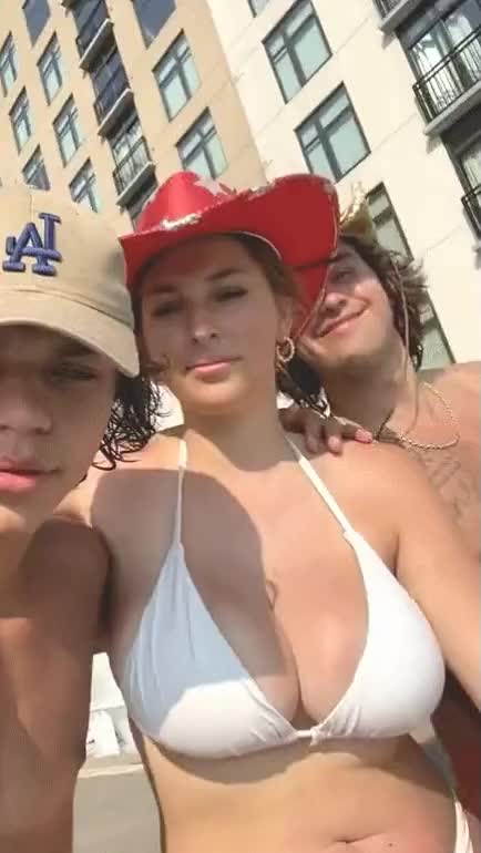 Abbey Wilson | Scrolller