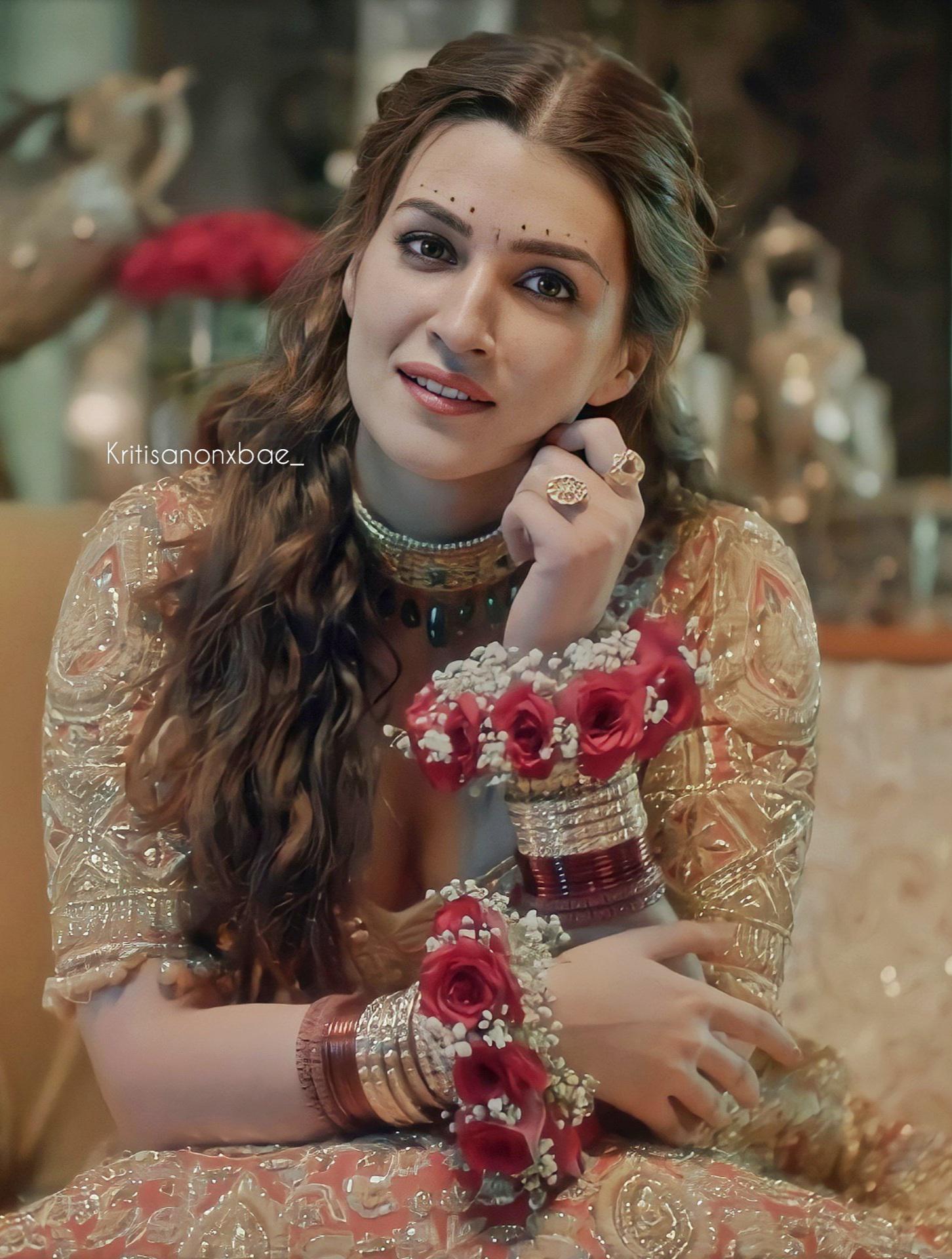 Absolutely stunning looks of Kriti | Scrolller