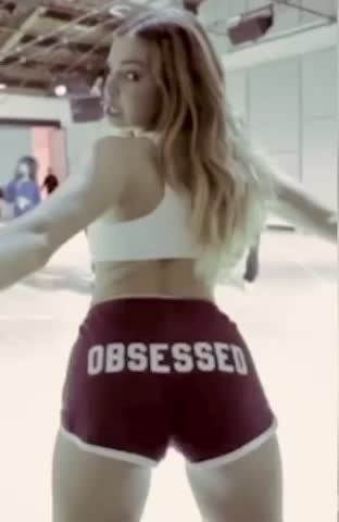 Addison twerking slow motion | Scrolller