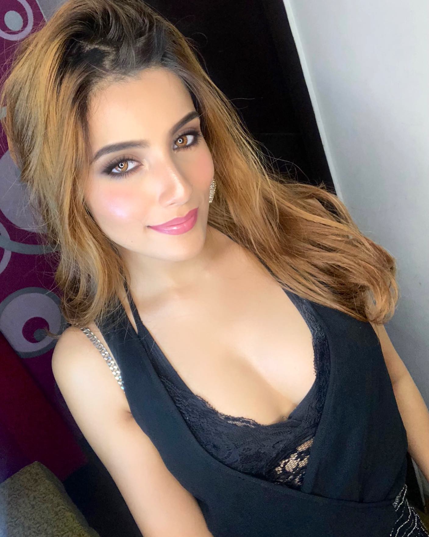 Aditi hundia flaunting her deep valley 😍 | Scrolller