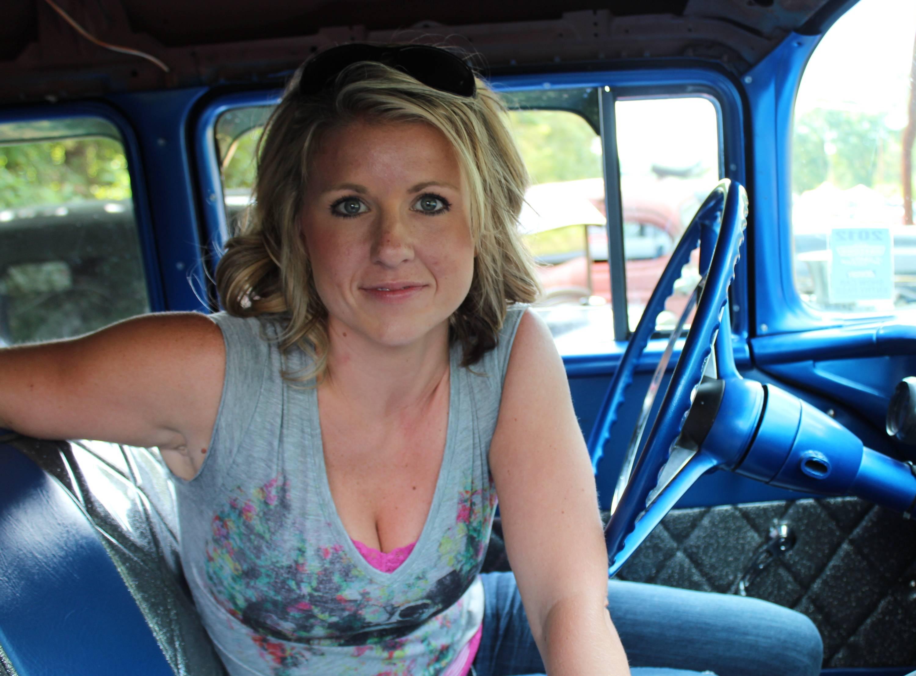 Adorably cute mom in her car | Scrolller