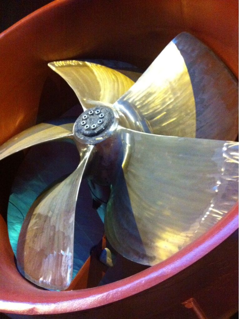 Aft thruster on Seven Seas PLSV pipe layer. Fresh and cleaned in dry dock. | Scrolller