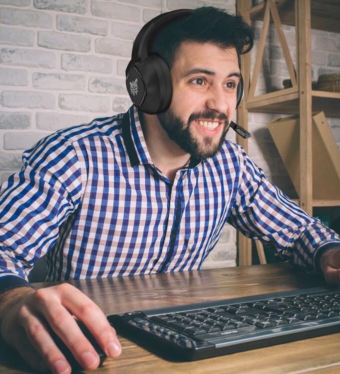 Ah, yes, he’s *definitely* wearing these headphones | Scrolller