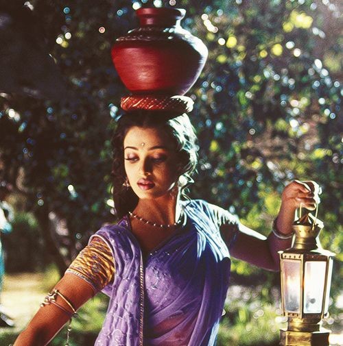 Aishwarya Rai Bachchan in this beautiful purple Saree. (Movie- Devdas). | Scrolller