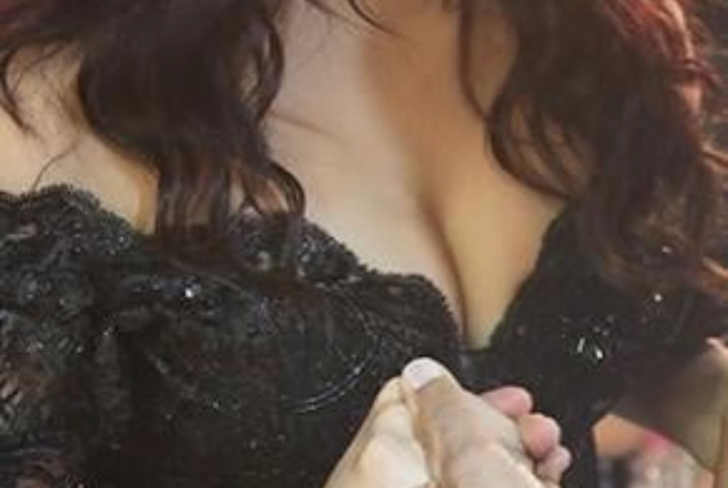 Aishwarya Rai Bachchan uff kya mamme hain | Scrolller