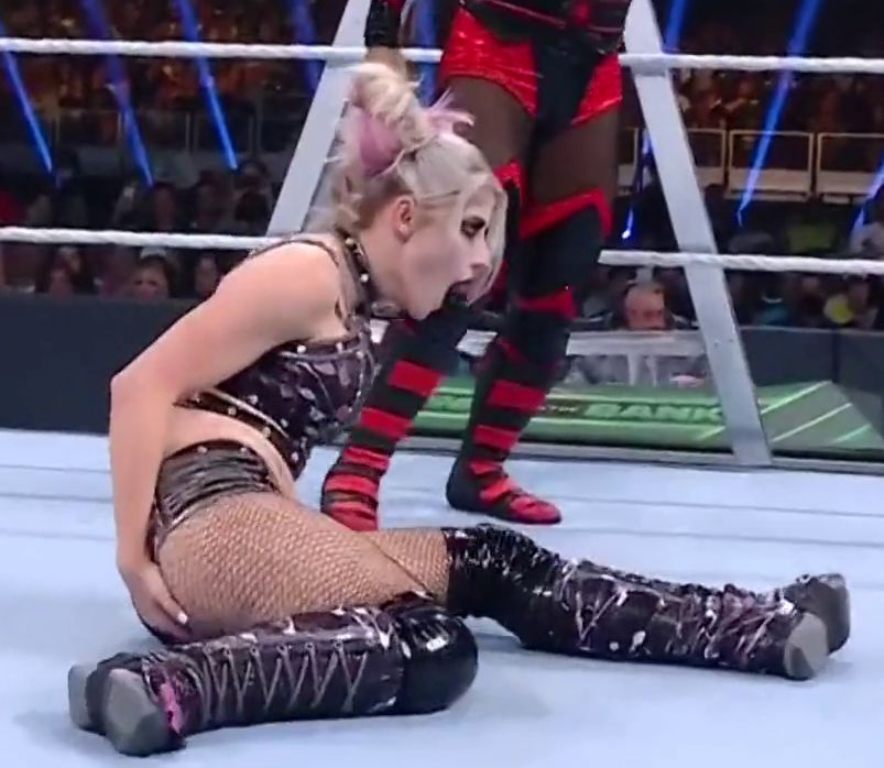 Alexa Bliss booty hurts | Scrolller