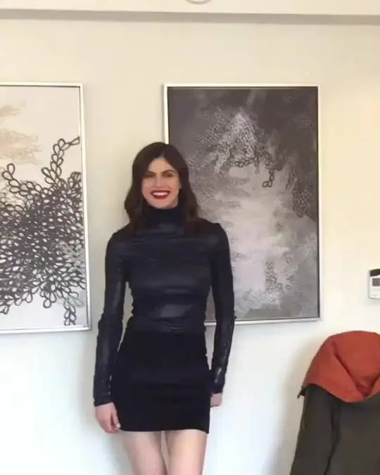 Alexandra Daddario Scrolller