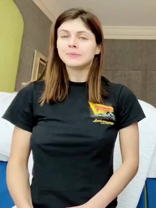 Alexandra Daddario- she knows what she’s doing | Scrolller