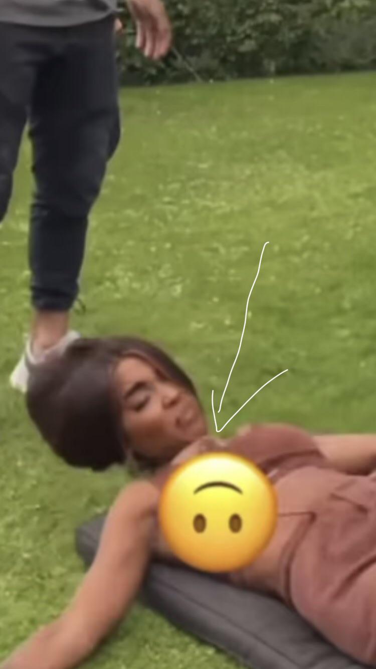 Alicia Awa Nippelblitzer | Scrolller