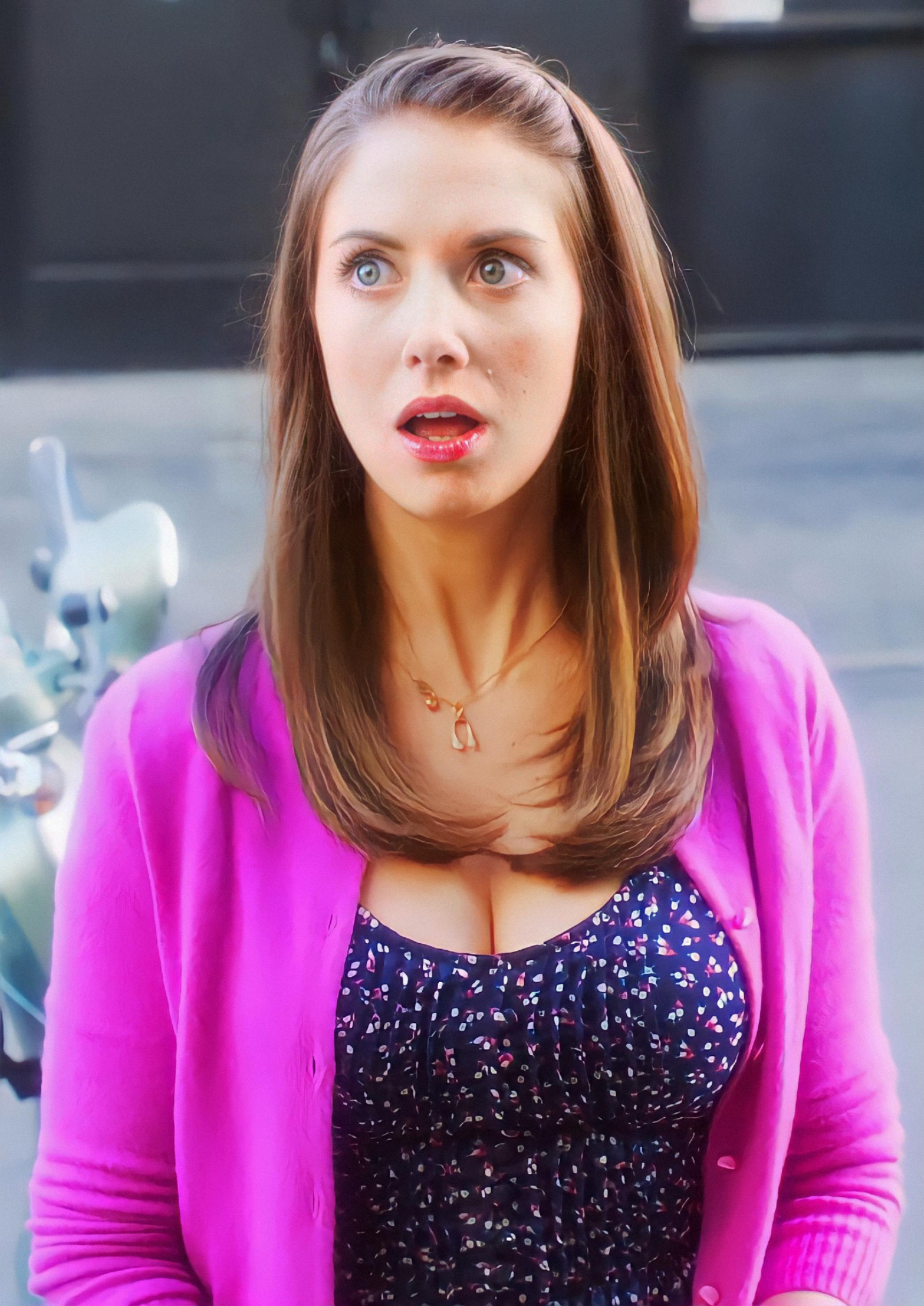 Alison Brie Scrolller