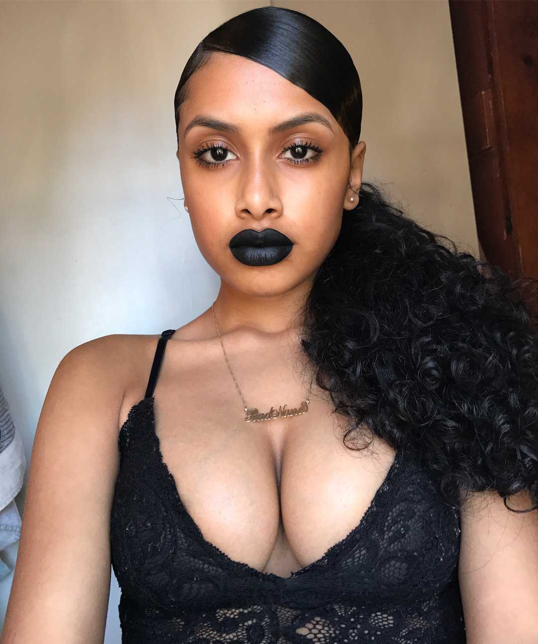 All black | Scrolller