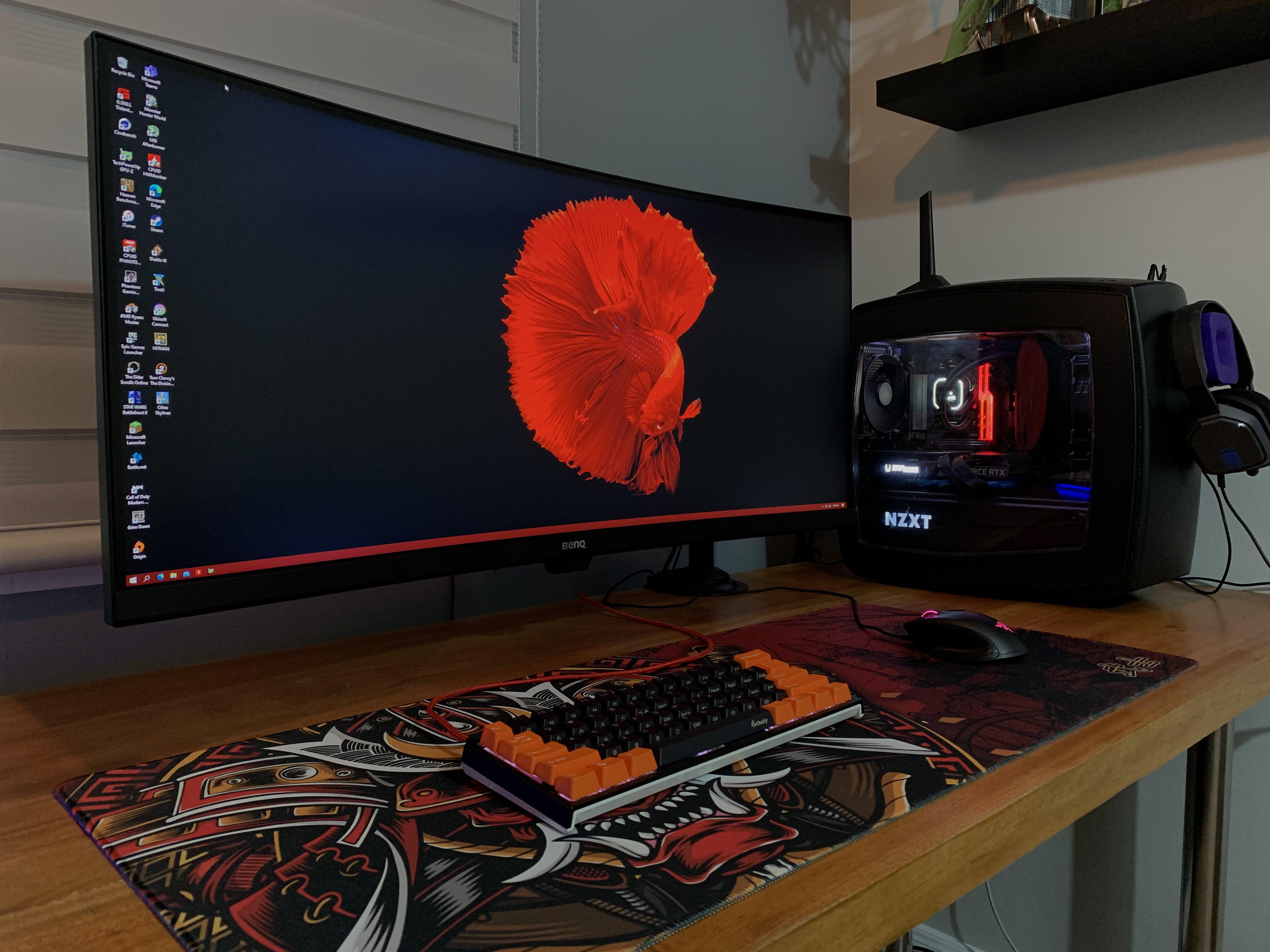 All that Curves. From case to monitor | Scrolller