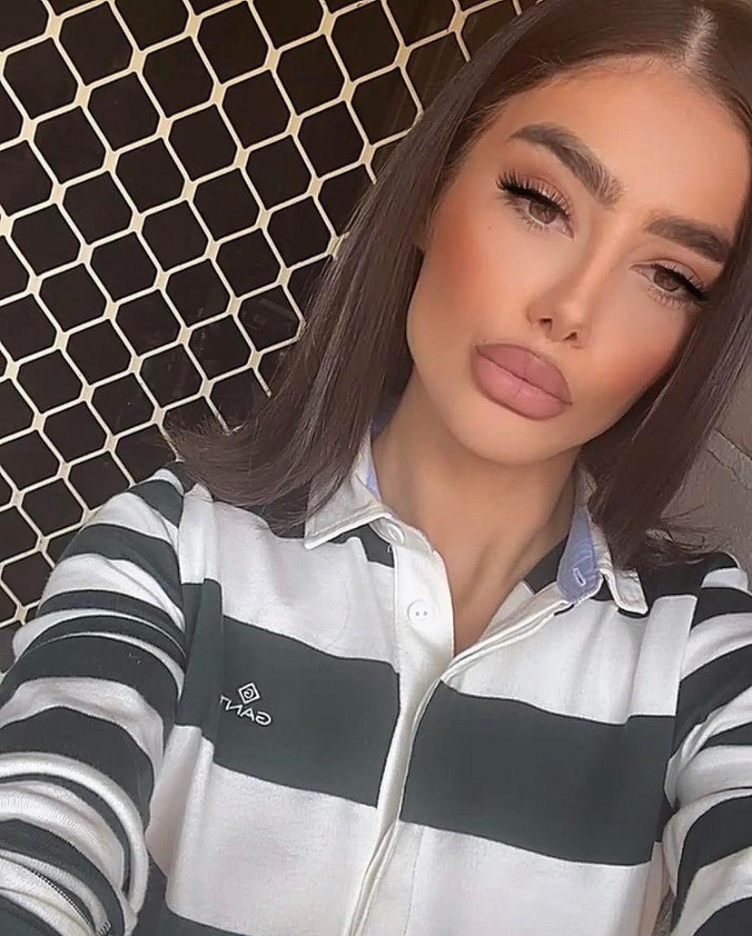 Alma Juniku | Scrolller