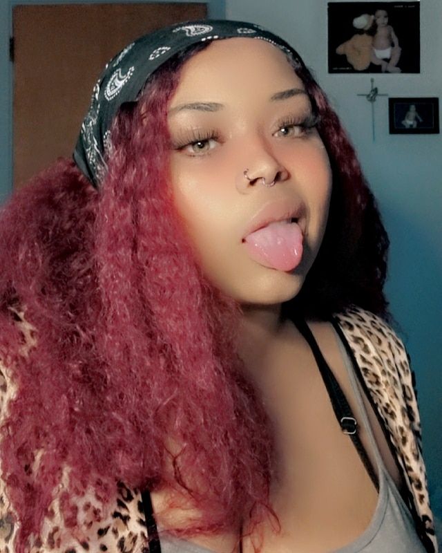 Am i hot? 24F | Scrolller