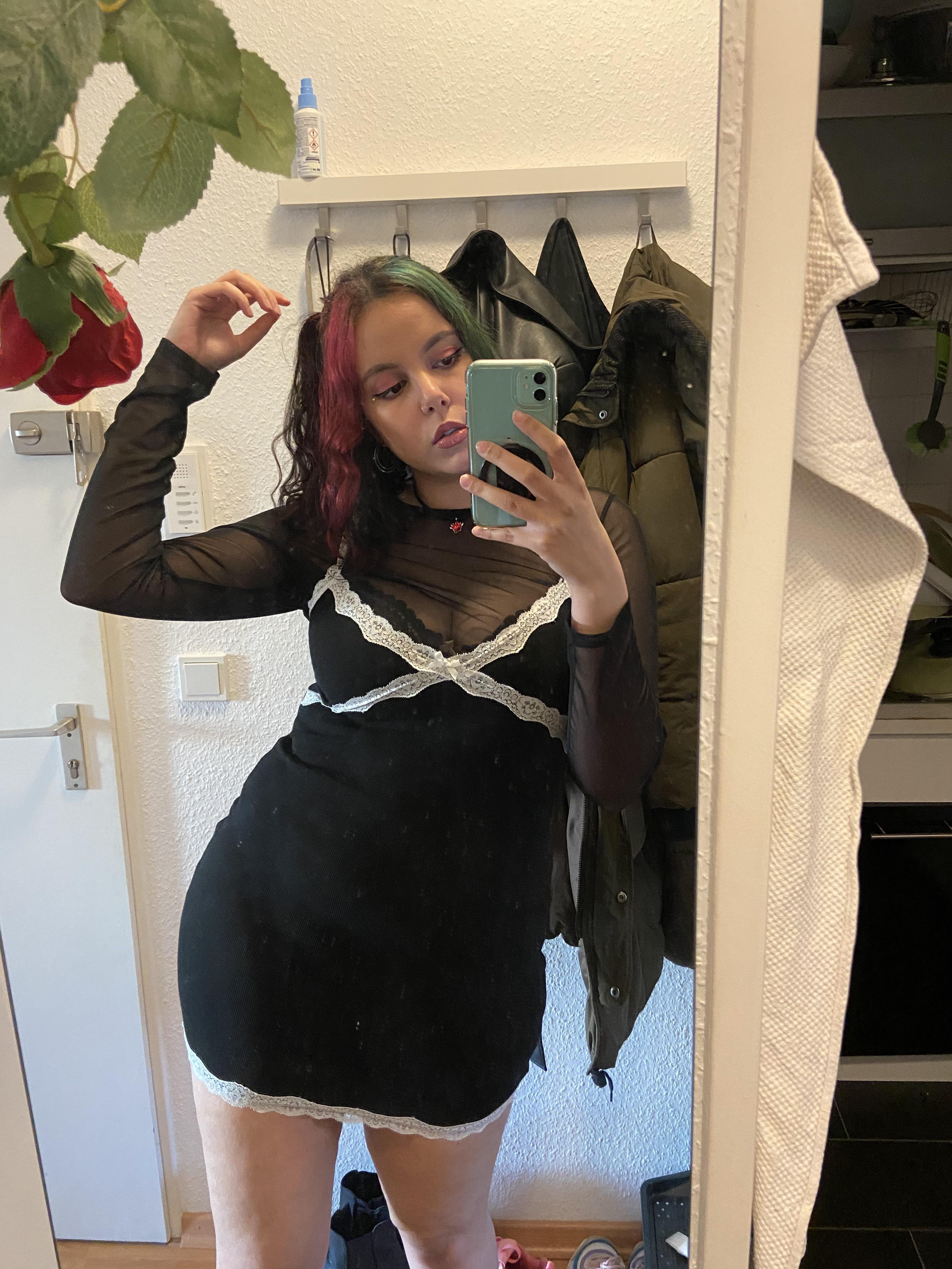 am i just cute or hot? seem to mostly be the first one 👀 [f23] | Scrolller