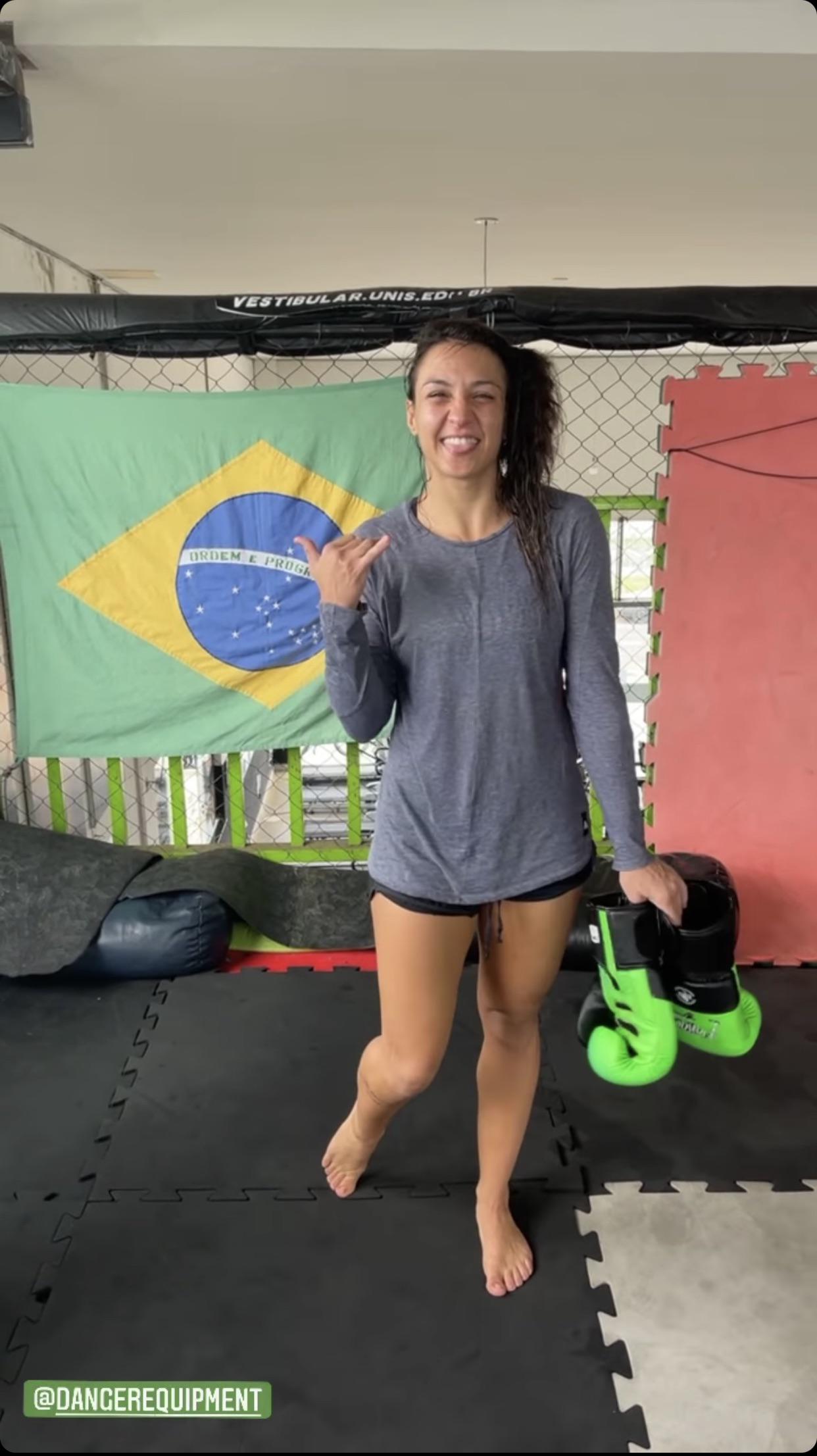 Amanda Ribas | Scrolller