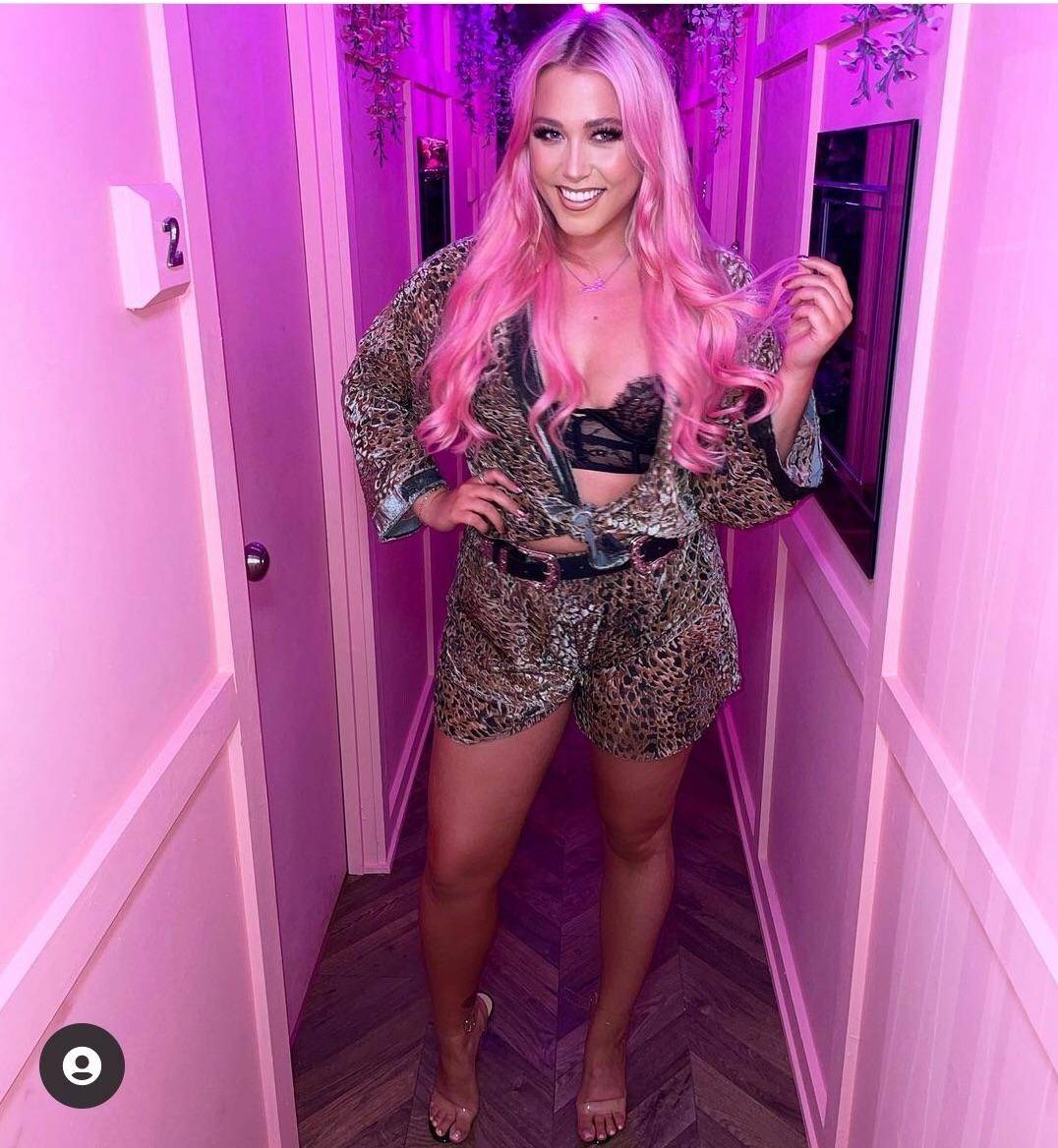 Amelia Lily | Scrolller