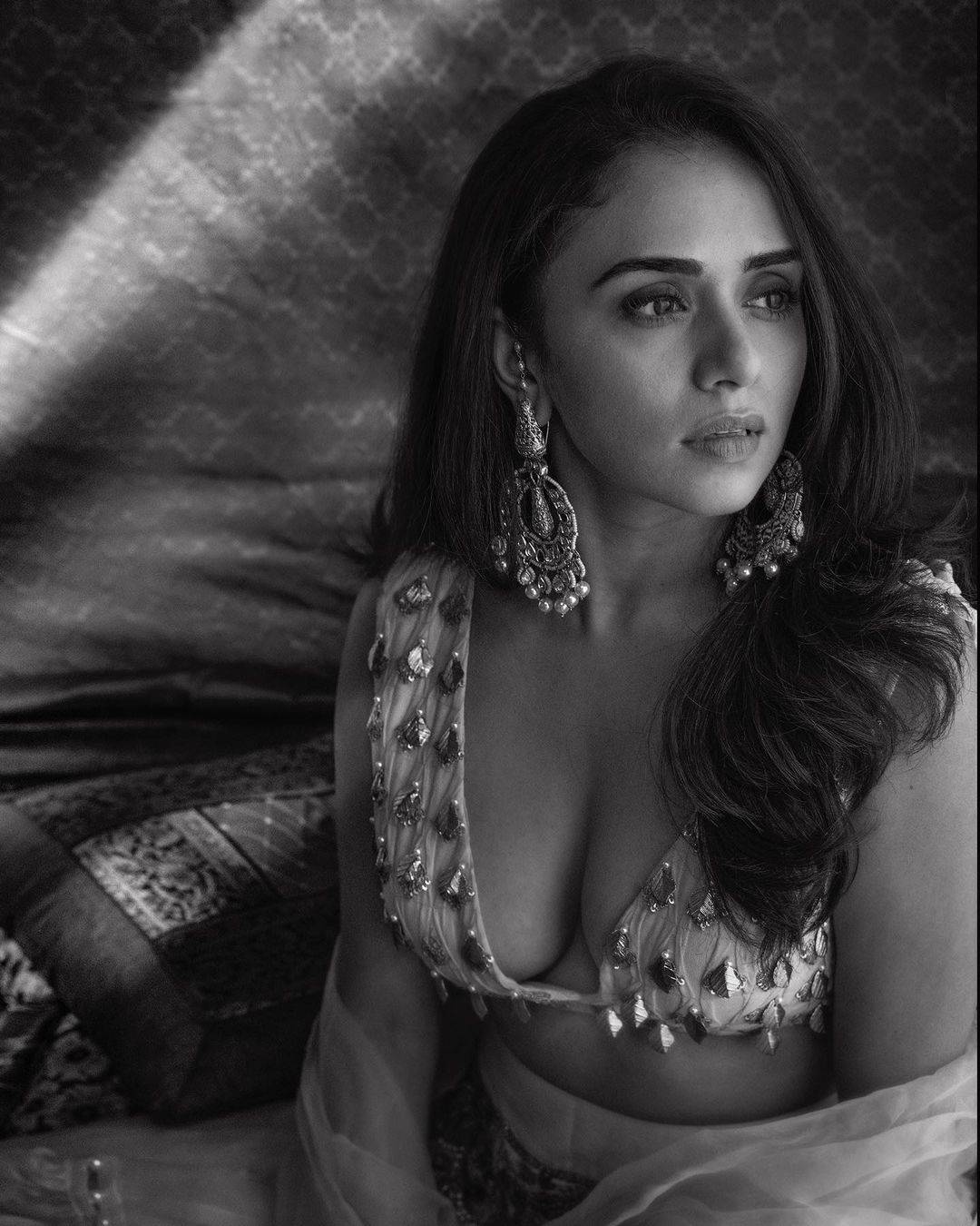 Amruta Khanvilkar Waht A Shape 💦💦 | Scrolller