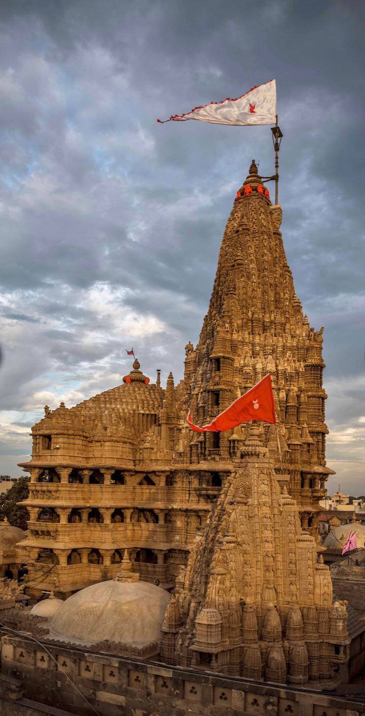 An Architectural Marvel, the Dwarkadhish Temple in भारत/India | Scrolller