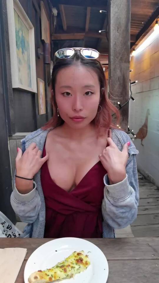 An extra tip for my hot waiter tonight ;) [OC] [GIF] | Scrolller