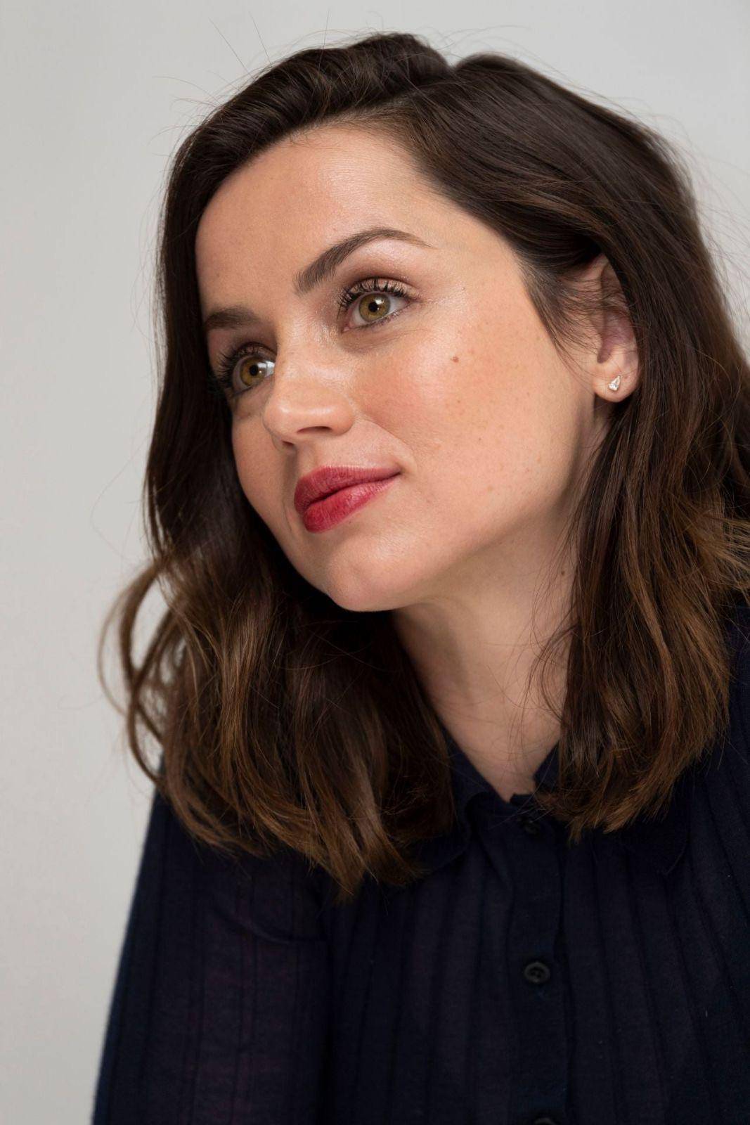 Ana de armas is a goddess. Help me explode for her | Scrolller