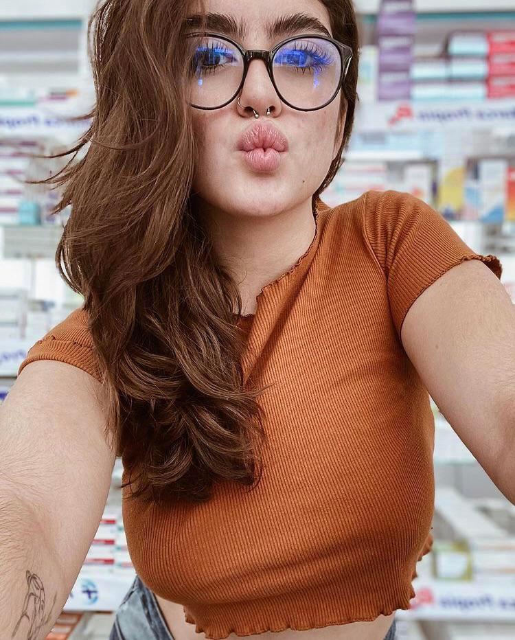 Ana Karen | Scrolller