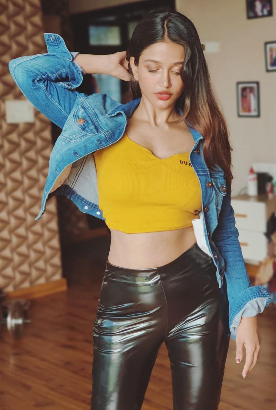 Anaika Soti In Latex Pants Scrolller
