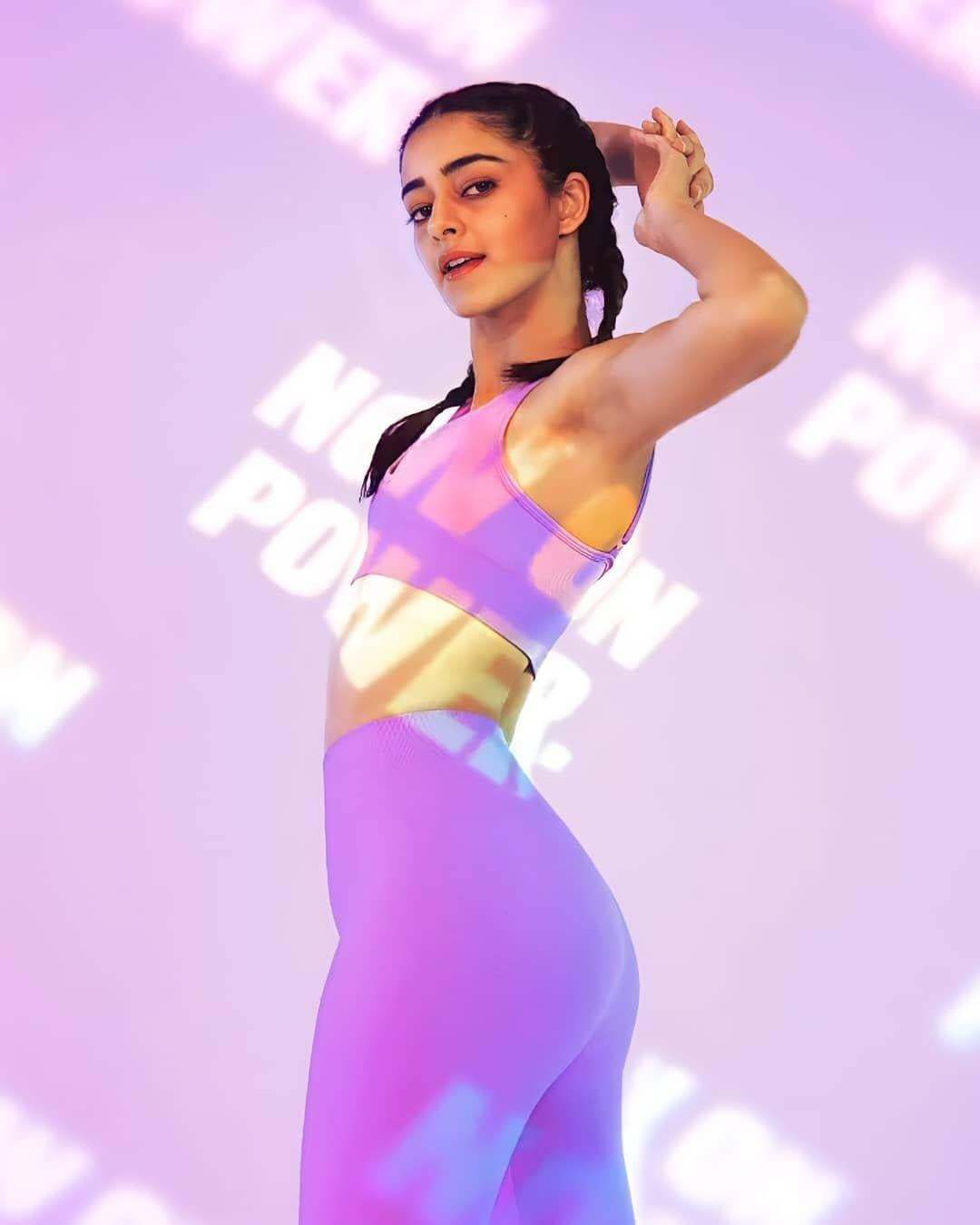 Ananya Pandey Scrolller