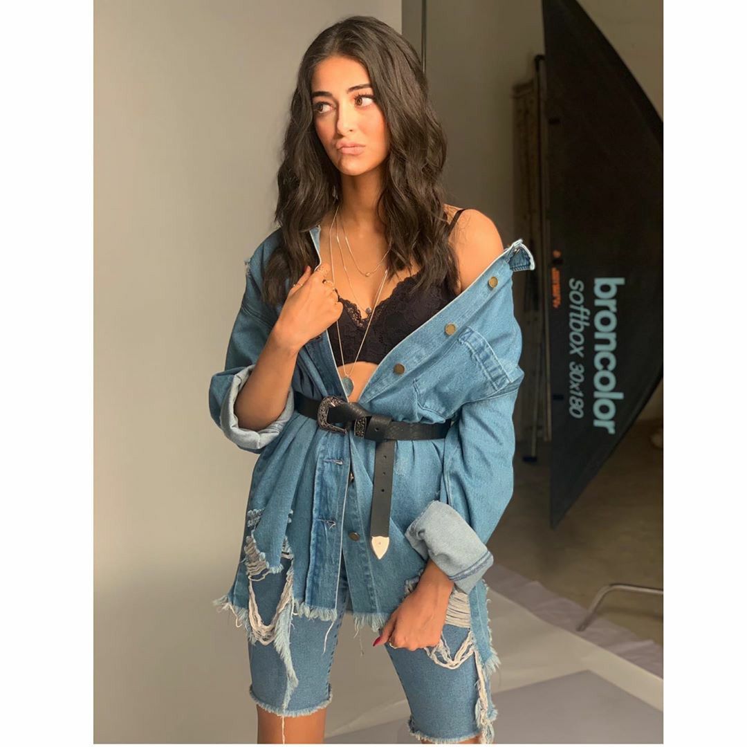 Ananya Pandey Scrolller