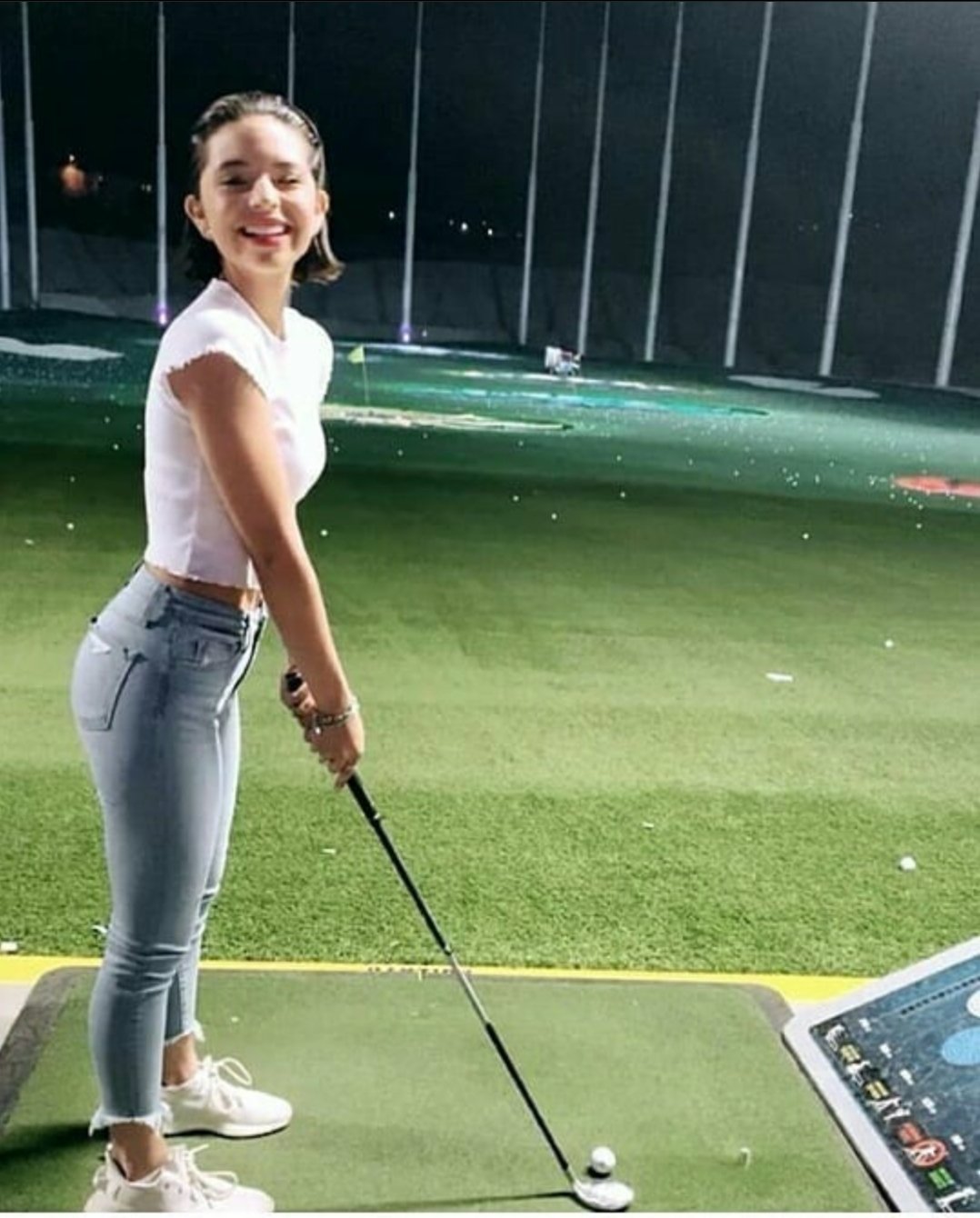 Angela Aguilar jugando golf | Scrolller