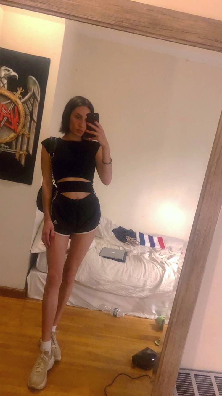 Anna takes a mirror selfie | Scrolller