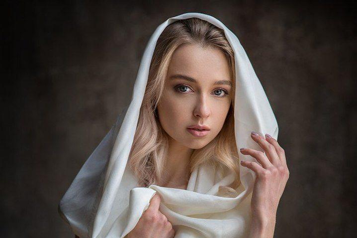 Anna Tsaralunga | Scrolller