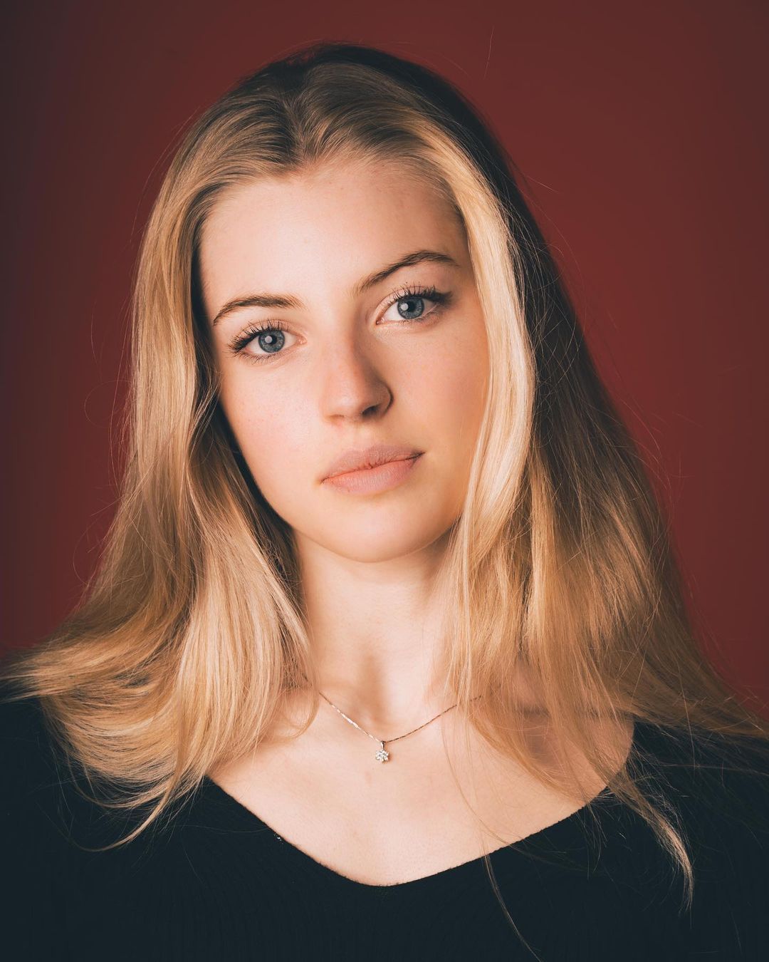 Annie Knowles | Scrolller