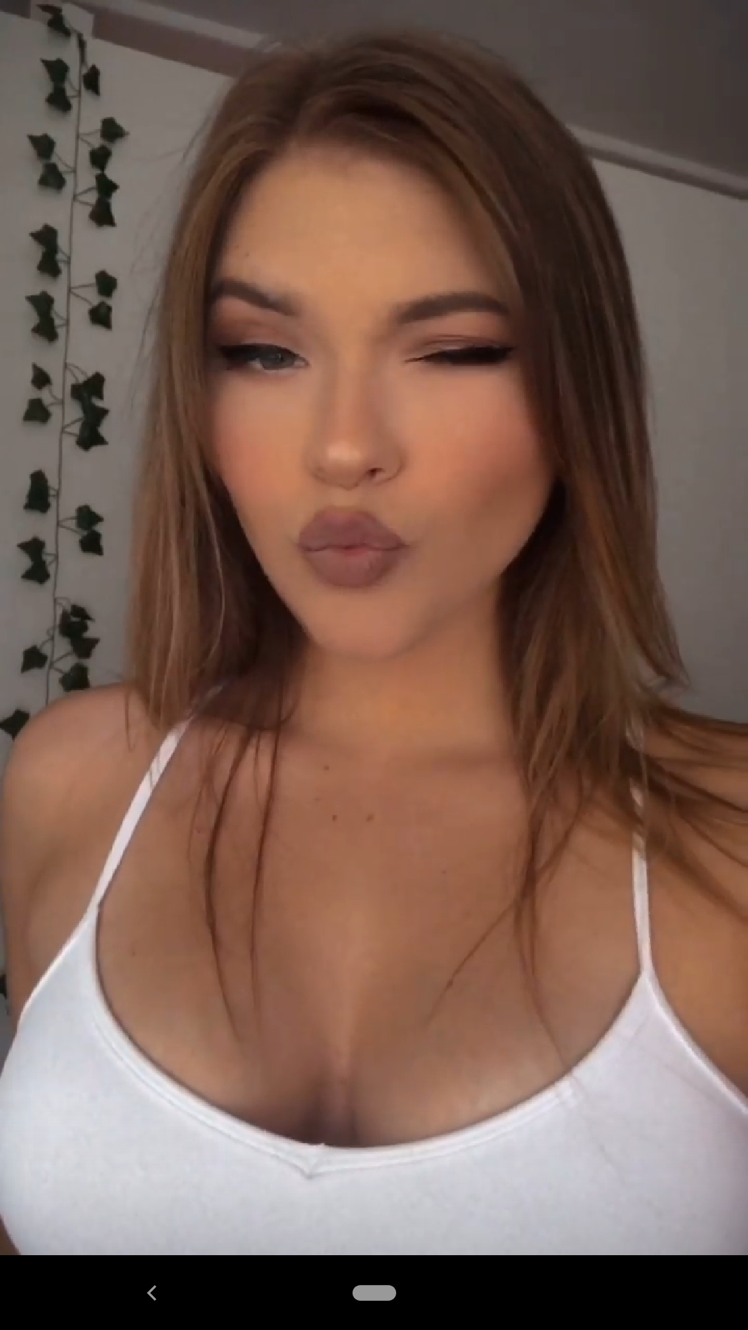 Annie queen | Scrolller