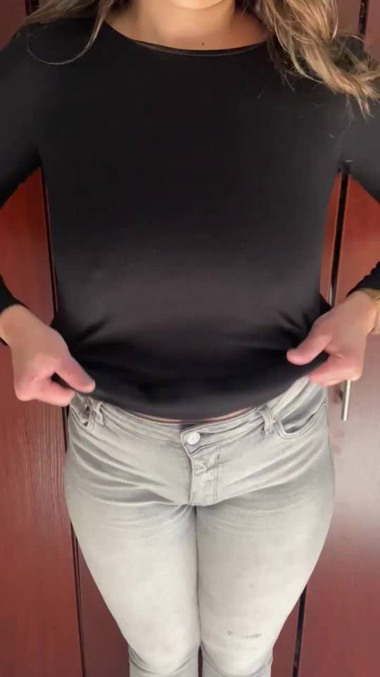 Another TITTY DROP post at the dinner table. I have to leave because I was about to squirt 💦 (OC ...