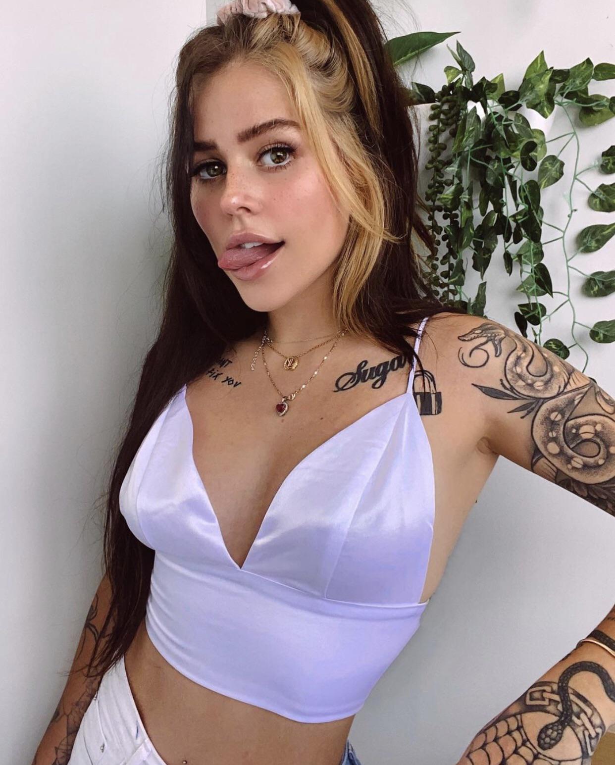 Any buds wanna try and convince me she was built to take BBC? Kik:PinkDonut80 Wickr ...