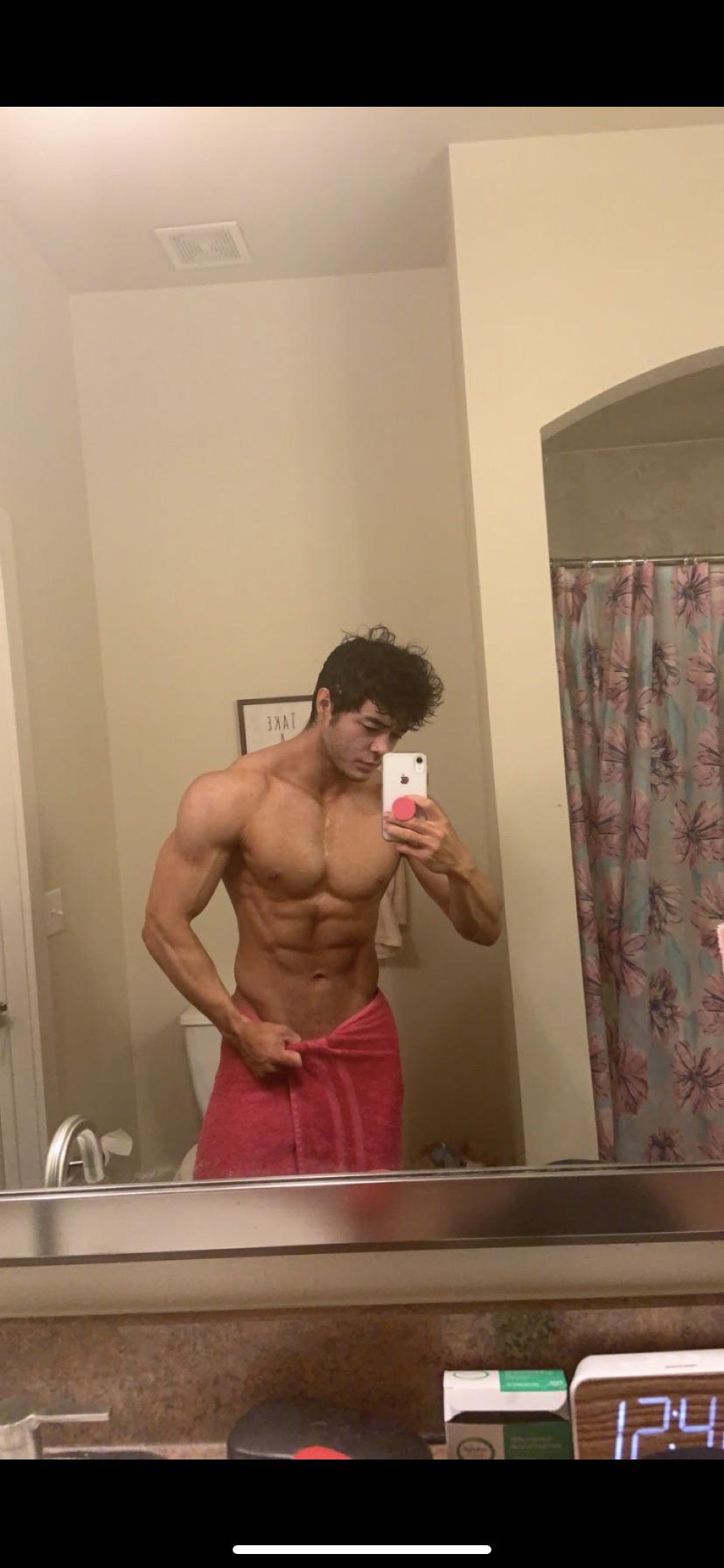 Any girls into fit guys hmu | Scrolller