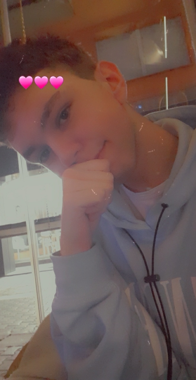 any masters looking for a little sub boy..? | Scrolller