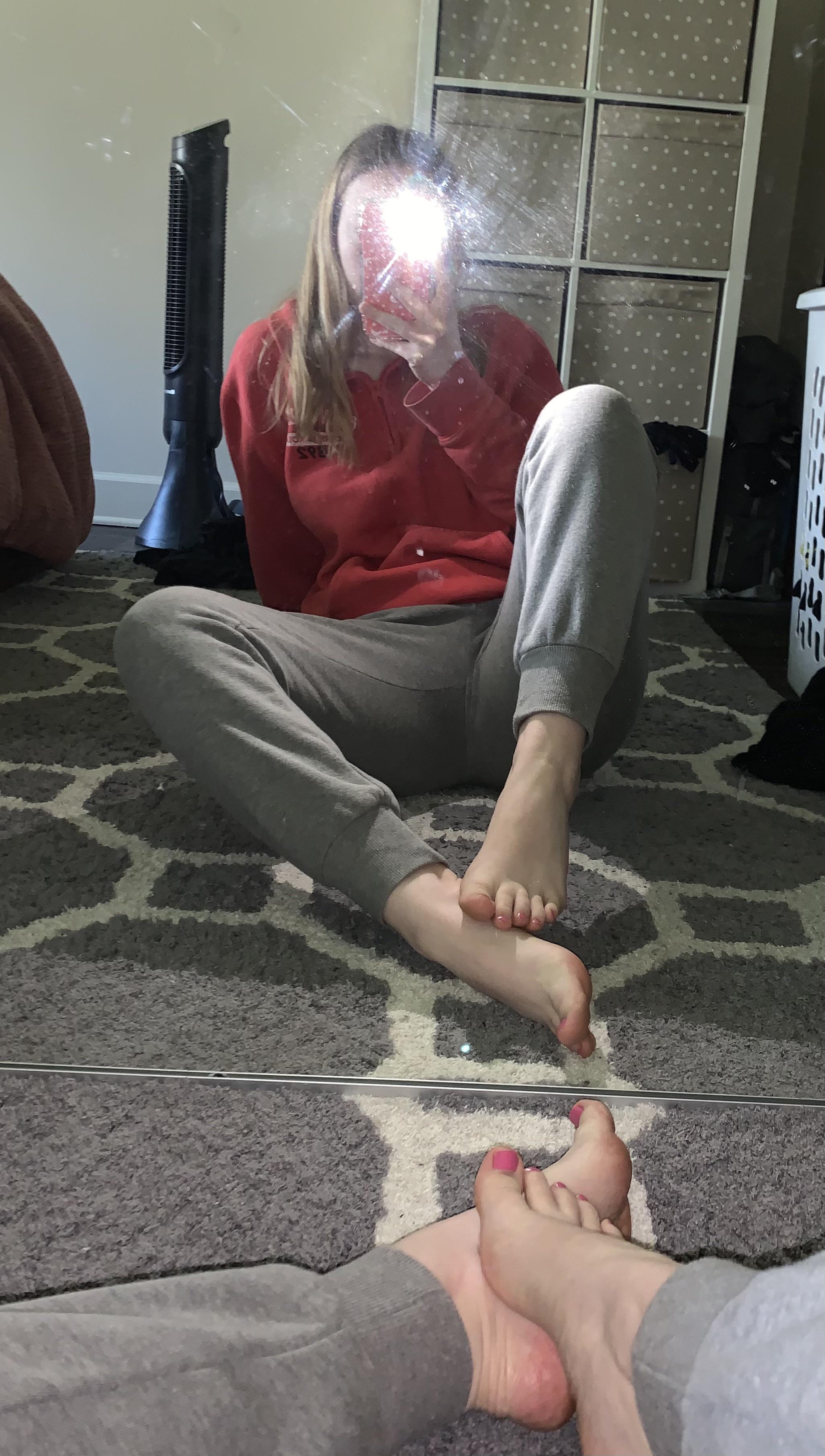 Any of my followers like feet? | Scrolller